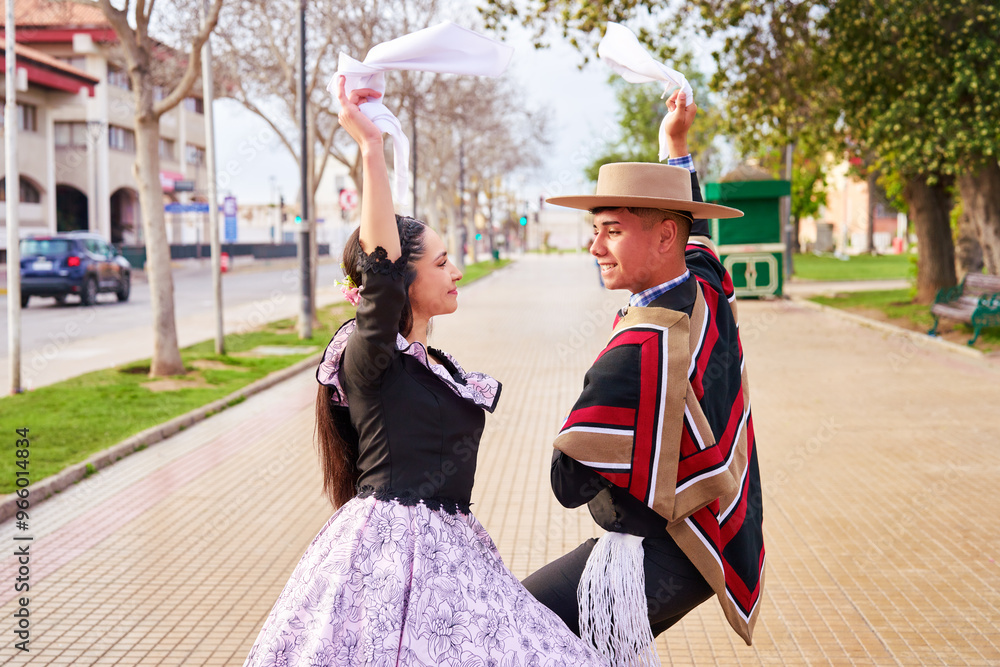 Foto de Stock pareja de huasos bailando cueca chilena en la plaza de la ...