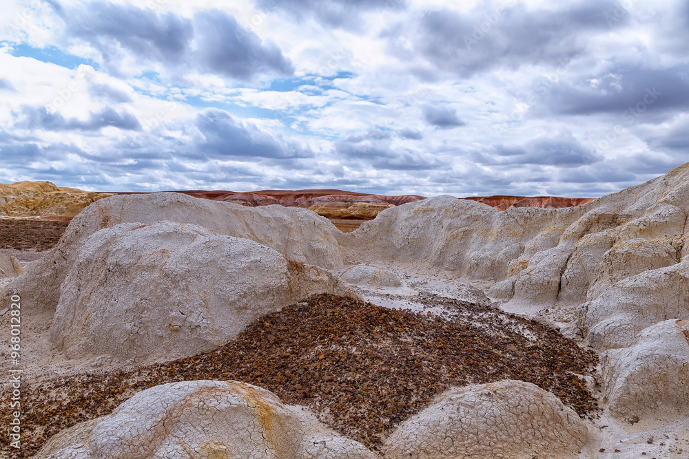 Foto de Stock Akzhar Ulytau chalk mountains in the desert of Kazakhstan ...