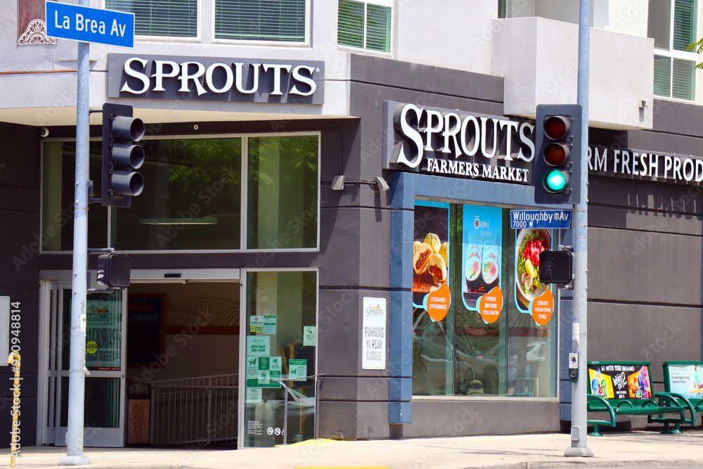 Foto de Stock Los Angeles, California – June 19, 2024: SPROUTS Farmers ...