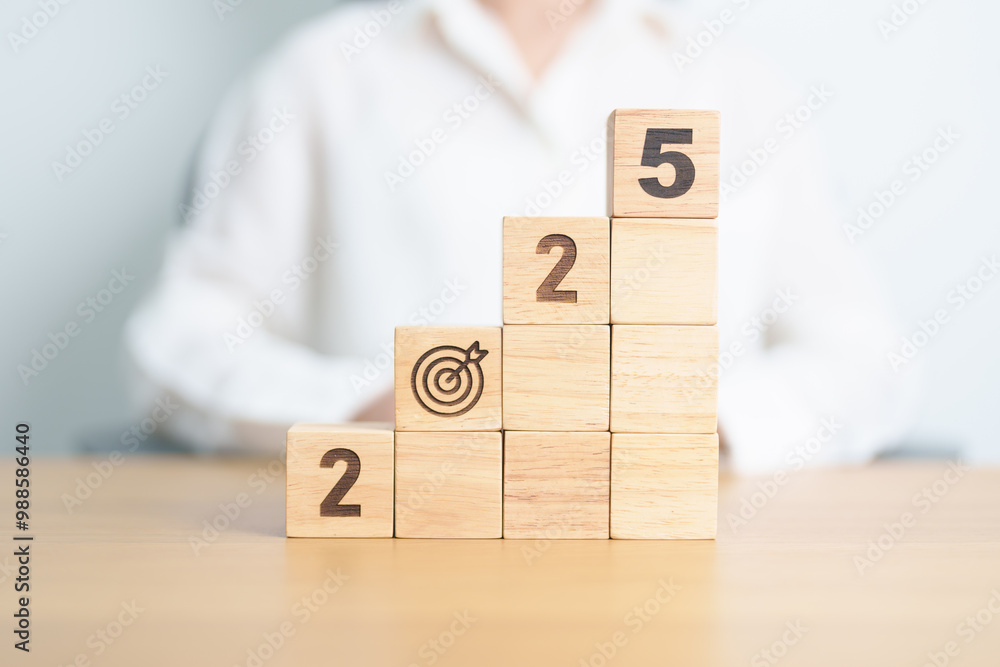 2025 year block with dartboard icon. Goal, Target, Resolution, strategy ...