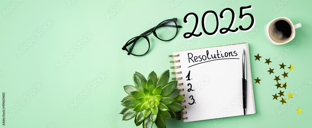Foto de Stock New year resolutions 2025 on desk. 2025 resolutions list ...