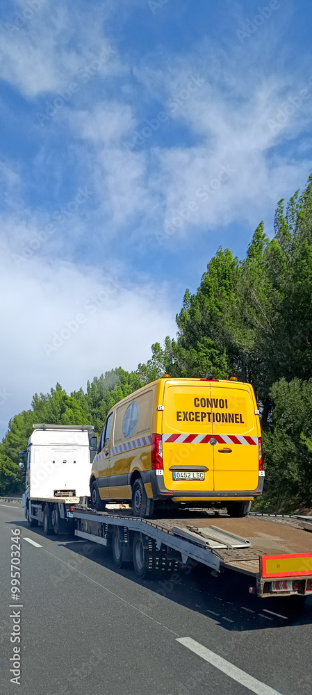 camion jaune de convoi exceptionnel sur une remorque de camion Stock ...