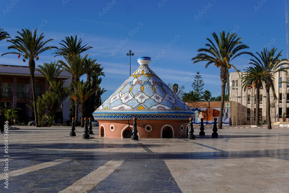 Photo Stock Colorful traditional Moroccan Biggest Tagine in a public ...