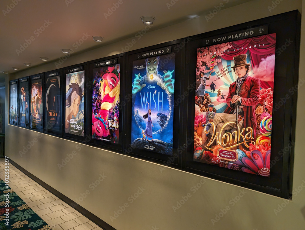 Foto Movie posters lining the wall at Kahala Mall cinema in Honolulu ...