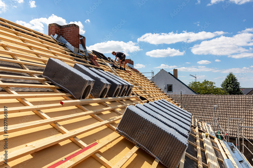 Ein Dach wird neu gedeckt. Unterkonstruktion mit Holz-Weichfaserplatten ...