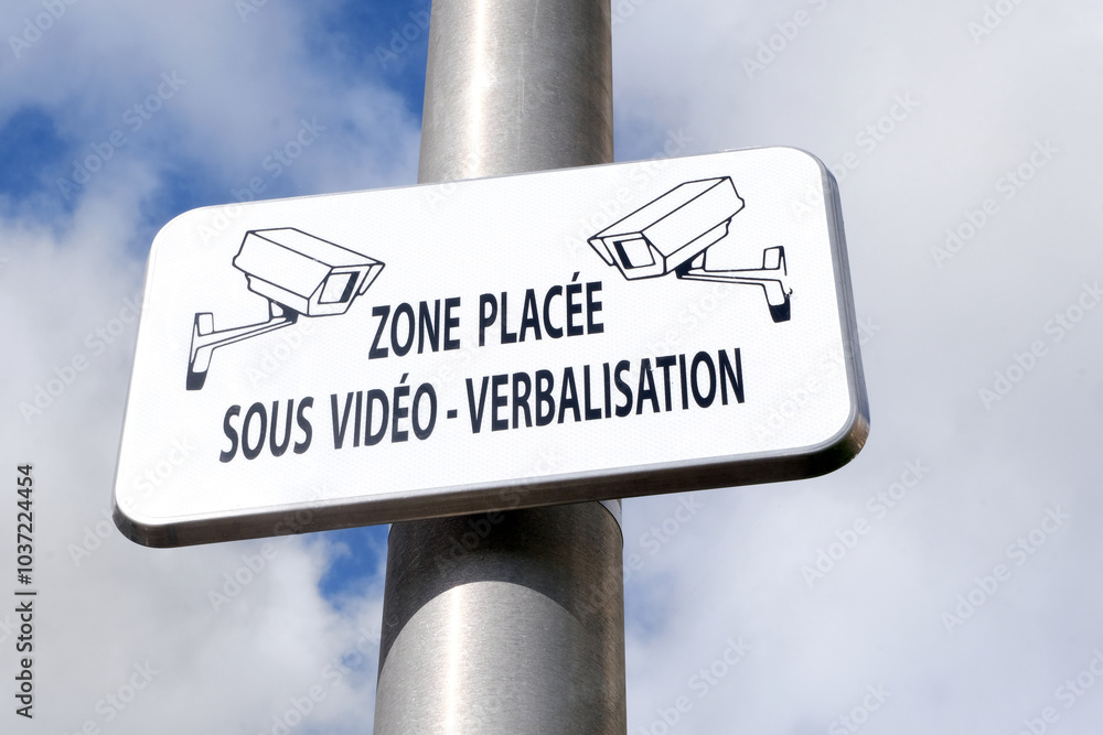 Panneau indiquant une zone placée sous vidéo-verbalisation Stock Photo ...