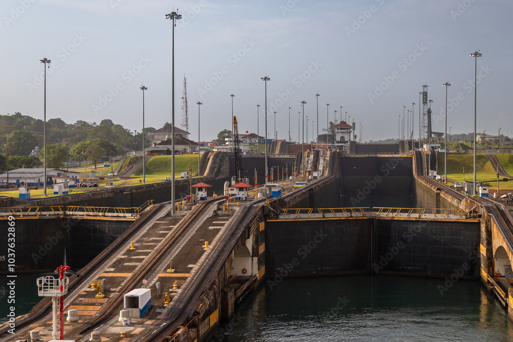 Exposure of the Gatun Locks while entering them, coming from the ...
