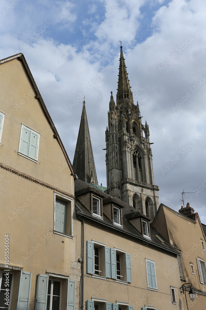 Aperçu du clocher de la cathédrale Notre-Dame de Chartres depuis la ...