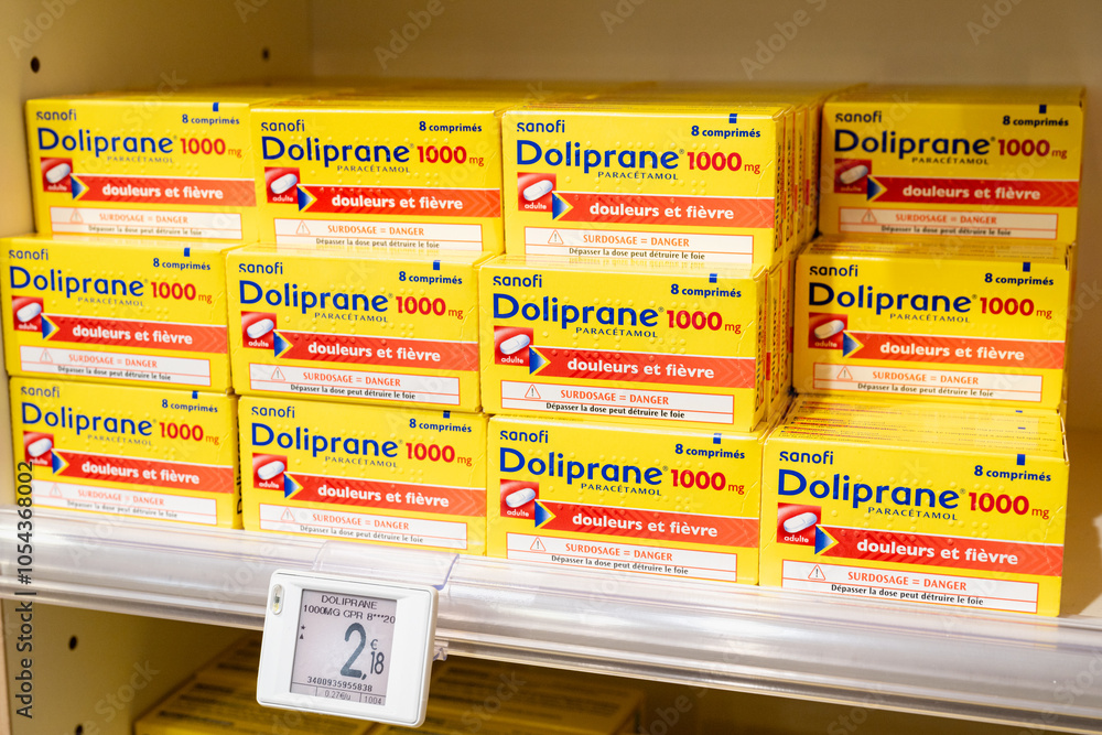 Boites de Doliprane (paracétamol) sur étagères en pharmacie. En Octobre ...