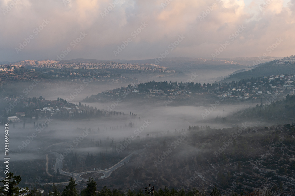 Foto de Stock Early morning winter fog enshrouds the valley of Ein ...