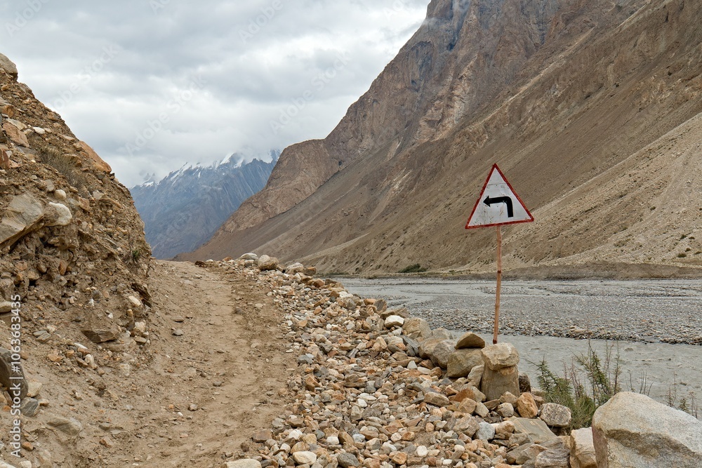 The landscape of the Braldu River Valley. Trekking from Jhula Camp to ...
