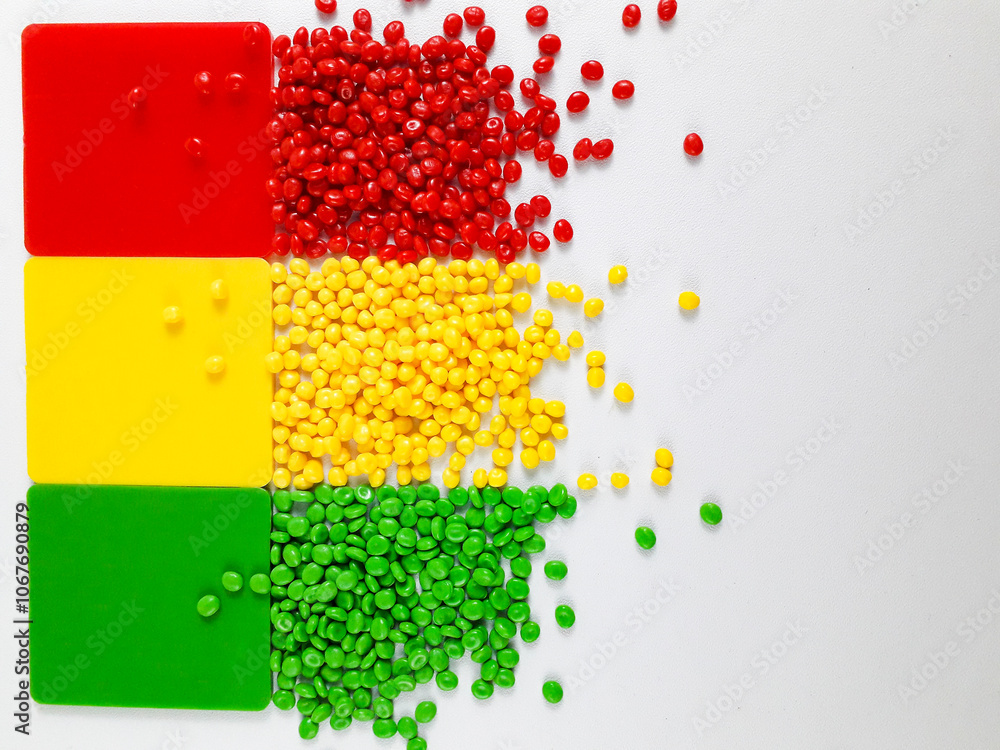 Red, yellow and green masterbatch granules, equipped with color chips ...