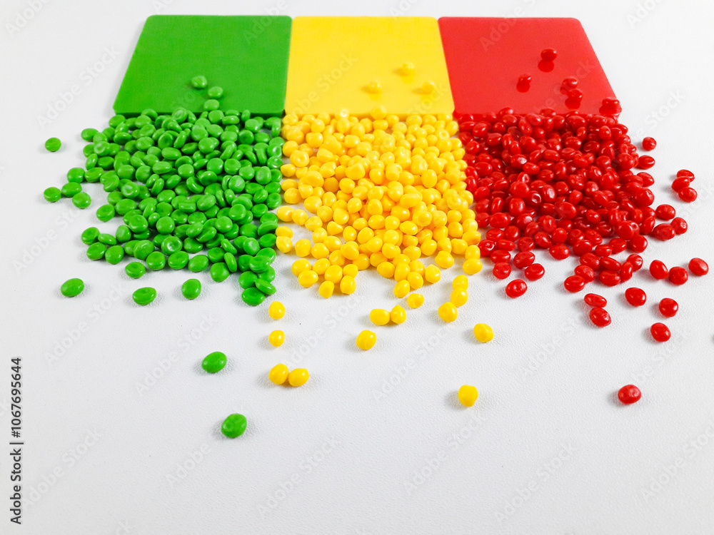 Red, yellow and green masterbatch granules, equipped with color chips ...