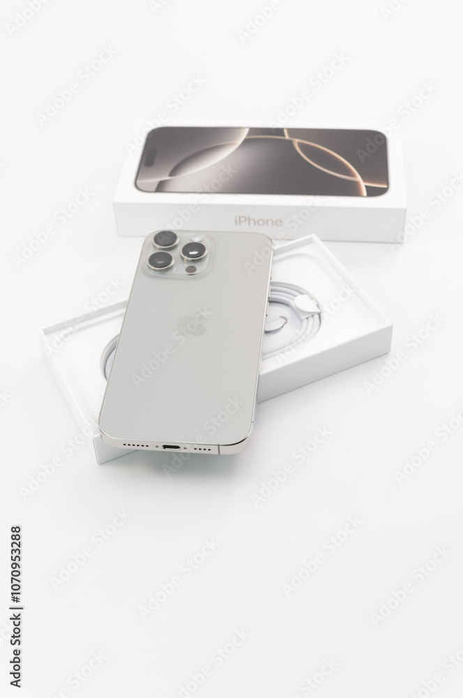 immagine primo piano di confezione iPhone 16 Pro Max di Apple su ...