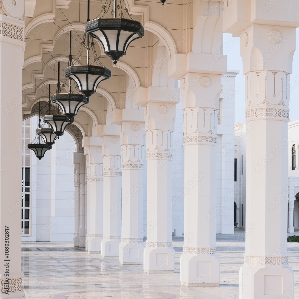 Foto de Stock Abu Dhabi, UAE, March, 2021.Snow white marble columns of ...