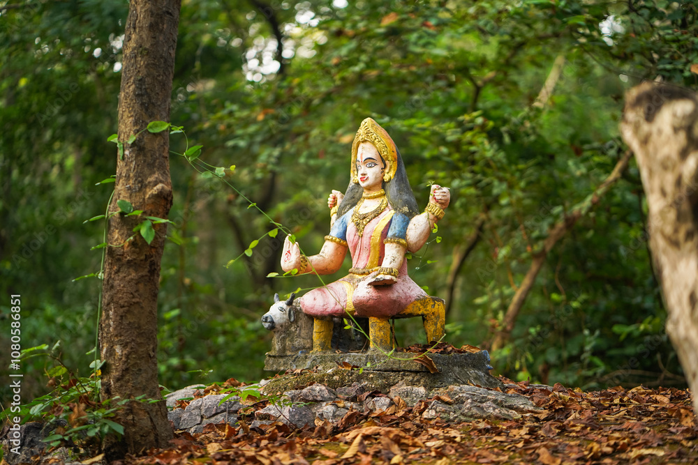 Foto de Stock Devi maa forest indian goddess, sacred idol in jungle ...