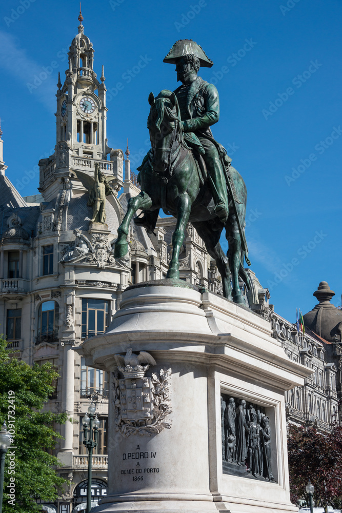 Monumento ecuestre de Don Pedro IV en la plaza de los Aliados, en el ...
