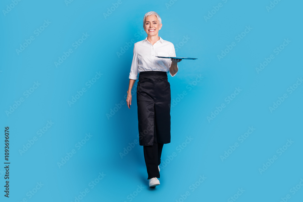 ภาพถ่าย Stock Full body photo of attractive senior woman walk carry ...