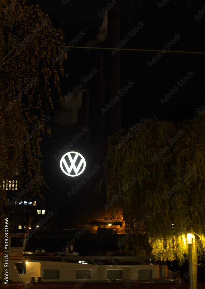 Stock-Foto „VW Volkswagen illuminated label at the power station of VW ...