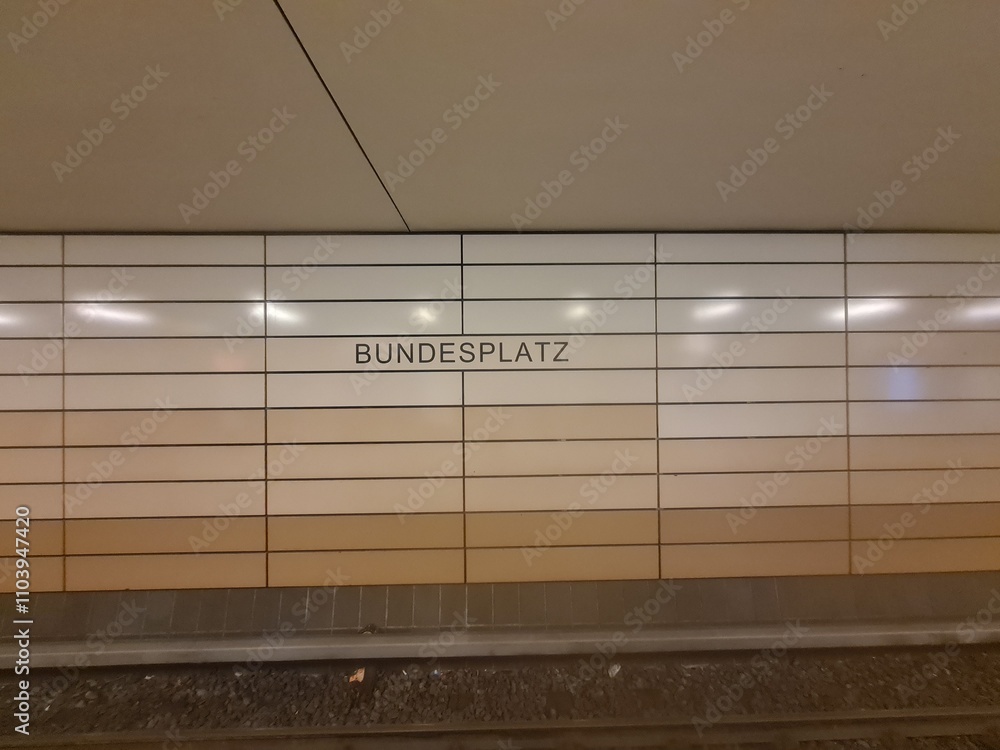 Schriftzug vo ''Bundesplatz'' (U - Bahnhaltestelle in Berlin ...