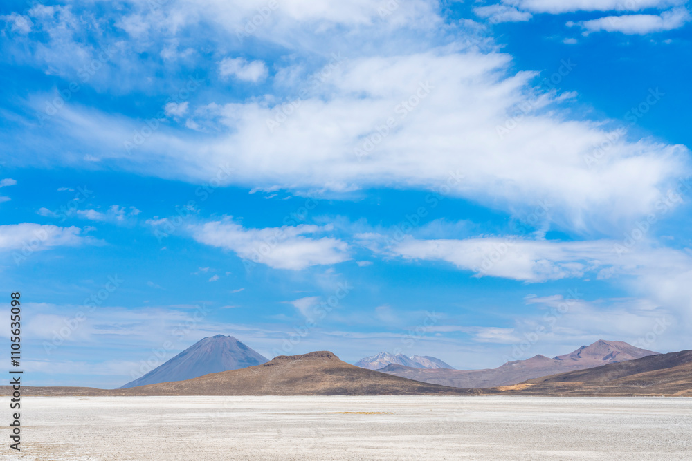 Foto El Misti and Chachani volcanoes seen from salt flats of Salinas y ...