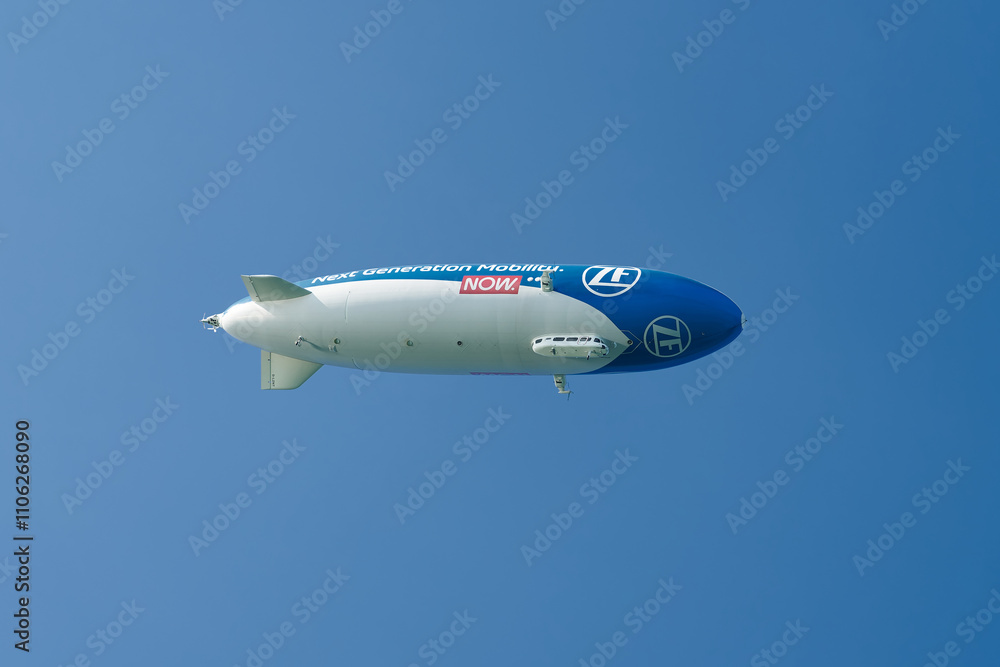 Zeppelin der ZF Friedrichshafen AG am Himmel über dem Bodensee bei ...
