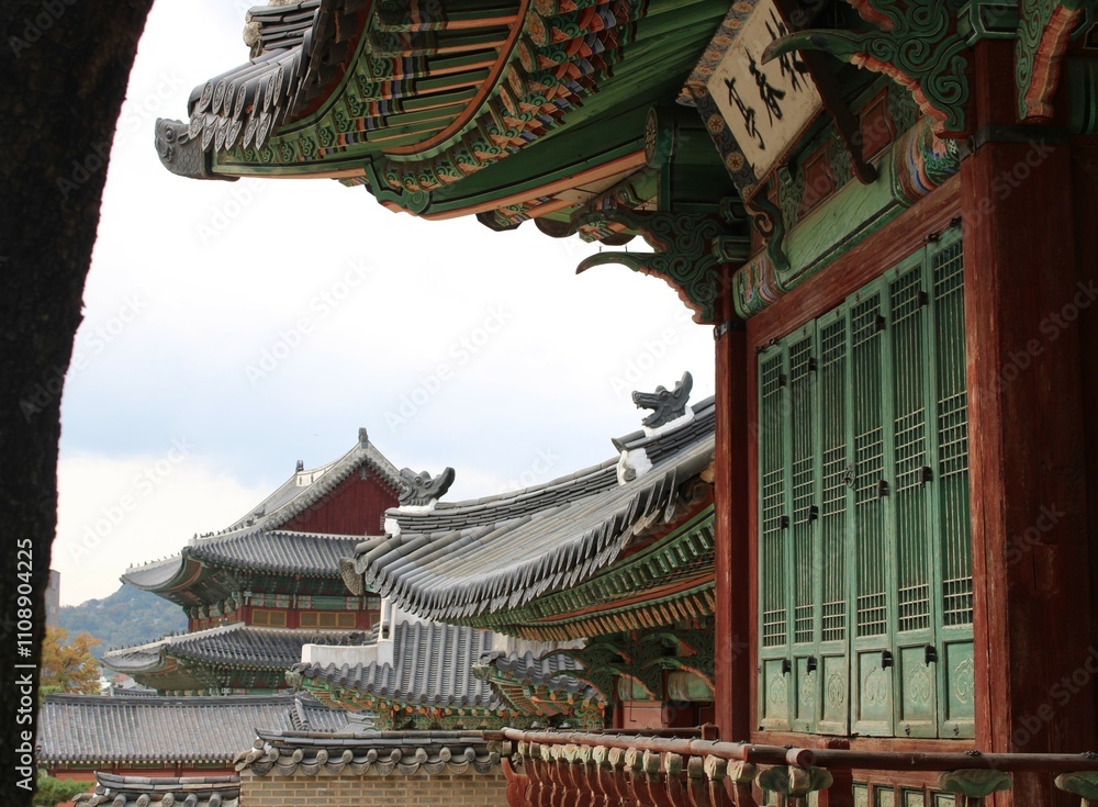 Beautiful roofs of Changgyeonggung palace, Seoul, South Korea の Stock ...