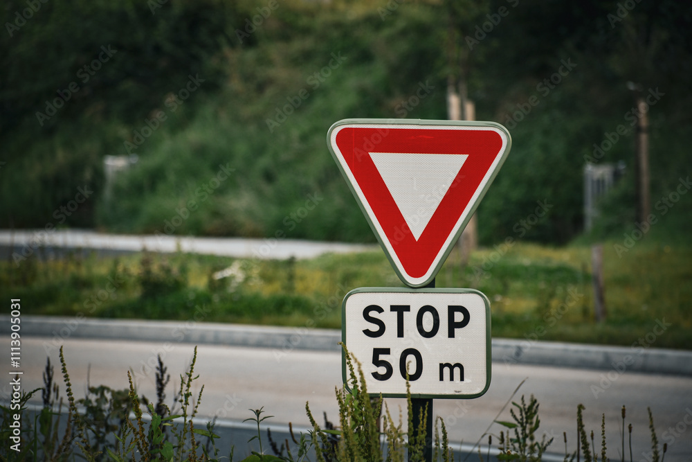Panneau stop 50m avant une intersection. Panneau de signalisation de ...
