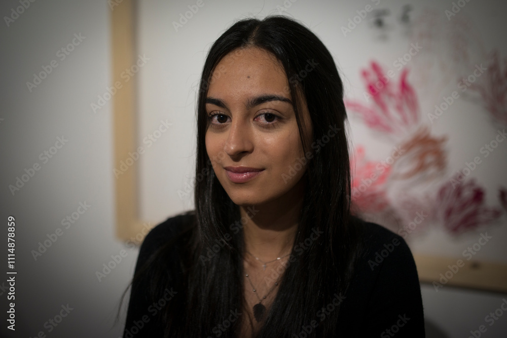 MUJER MORENA ESPAÑOLA POSANDO 2024 VESTIDA DE NEGRO 21 AÑOS SPANISH ...