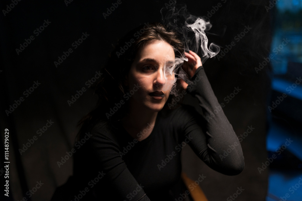 modelo española morena fotos con humo de tabaco fumando 2024 Spanish ...