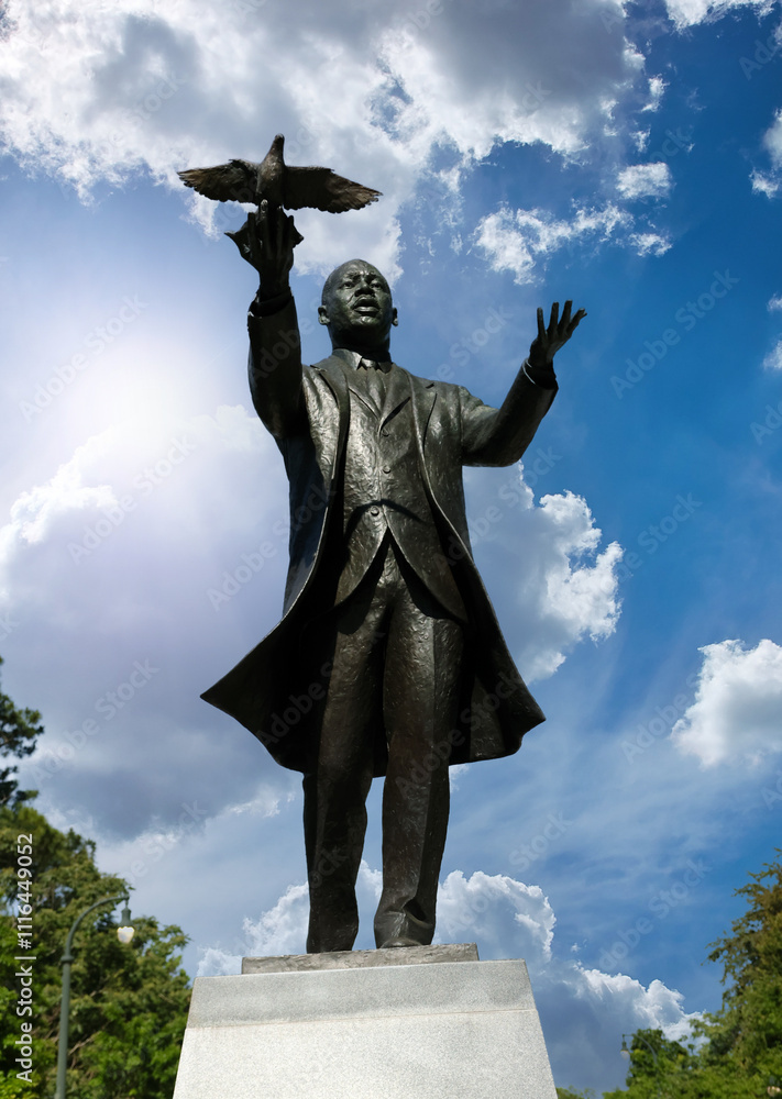 Foto de Stock Statue of Martin Luther King Jr. titled "Hope Moving ...