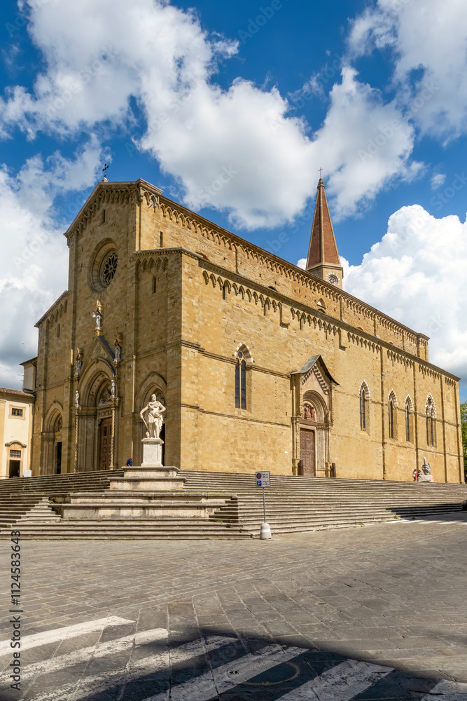 Foto stock di Saints Peter and Donatus cathedral with funeral monument of Guido Tarlati in ...