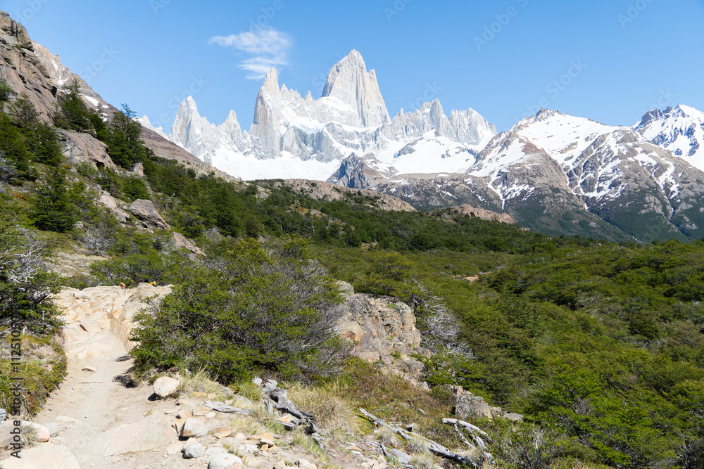 Famous trail leading up to Laguna de Los Tres and Monte Fitz Roy (Cerro ...