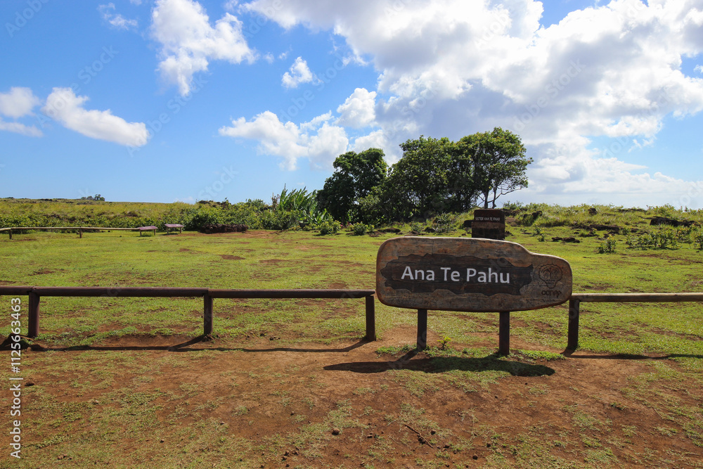 Cartel señalética Ana Te Pahu en Isla de Pascua, Rapa Nui, Chile Stock ...