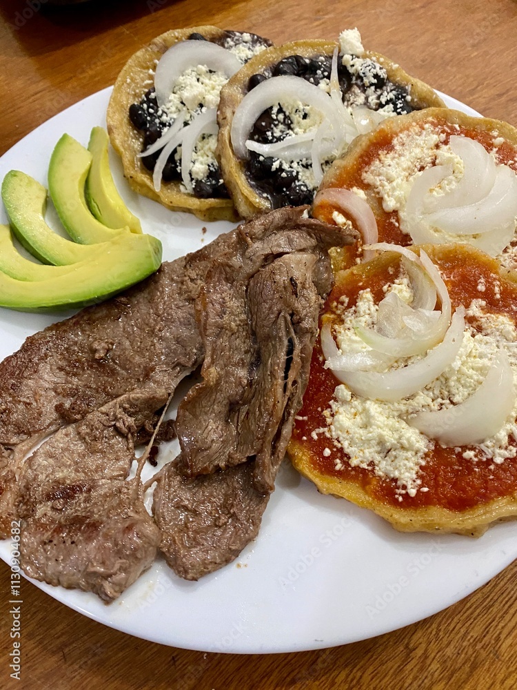 Platillo mexicano de carne asada servido con picadas veracruzanas de ...