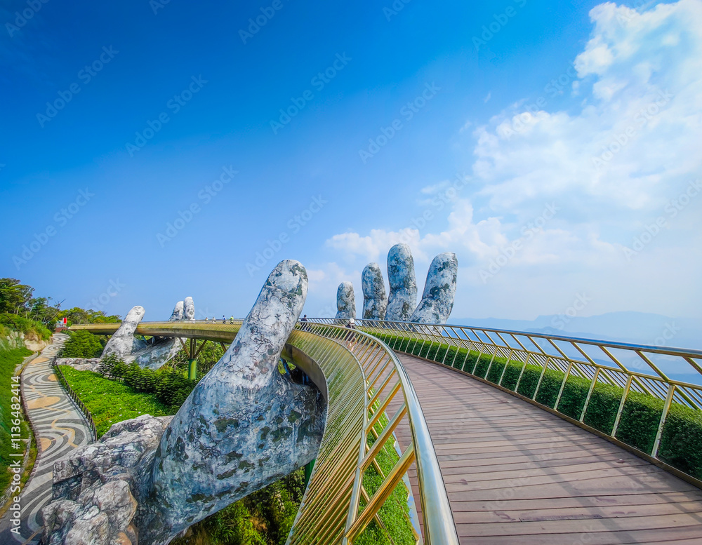 Foto de Stock 12 15 2024 - Da Nang, Vietnam. Golden Bridge in Ba Na ...