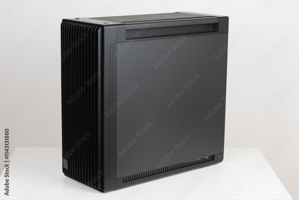 Foto de Stock Side view of empty big tower, PC case, chassis, 15.5 mm ...
