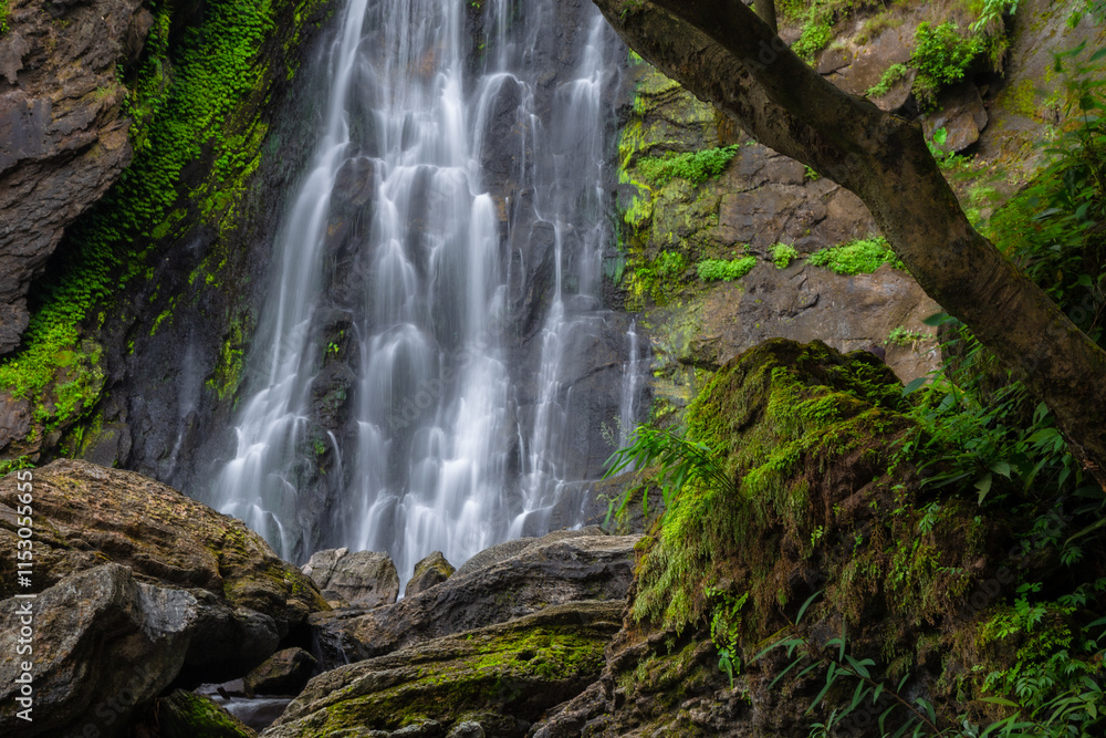 Foto Khlong Lan Waterfall is one of the most beautiful and grand ...
