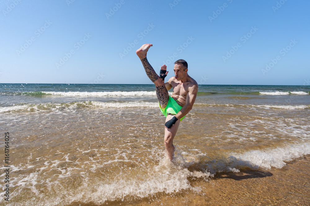 Hombre luchador de kick boxing dando una patada, un día soleado con ...