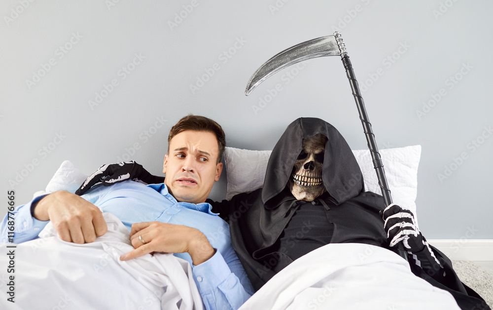 Foto de Stock Shocked young scared man lying on bed in bedroom under ...