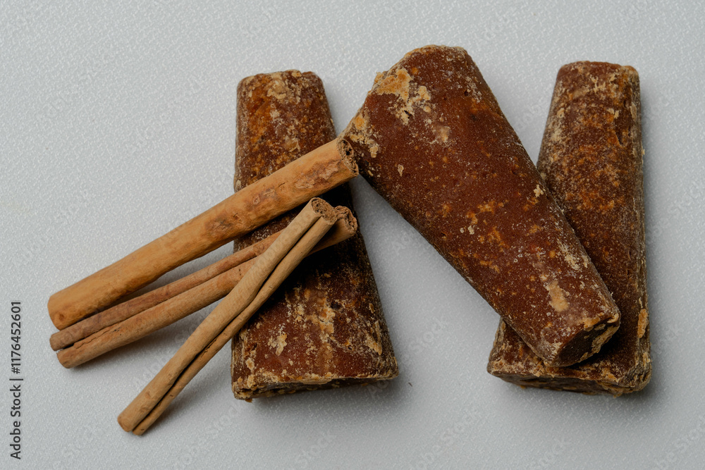 Piloncillo, panela con canela, ingrediente tradicional de la ...