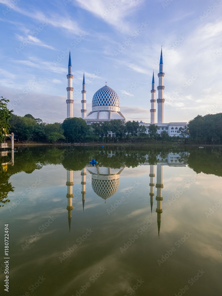 The Beautiful Sultan Salahuddin Abdul Aziz Shah Mosque (also known as ...