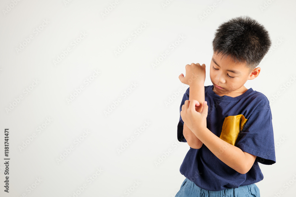 Foto de Stock Asian little kid boy scratching itchy arm from a mosquito ...