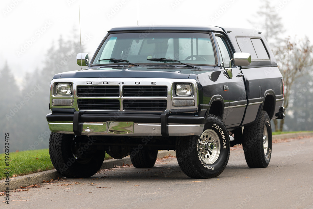 Stock-Foto „Portland, OR, USA - Nov 21, 2020 - 1992 Dark Blue Dodge Ram ...