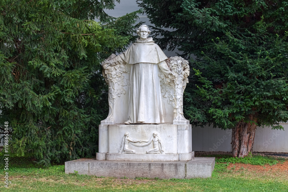 Foto Brno, Czech Republic. Statue of Gregor Johann Mendel, the founder ...