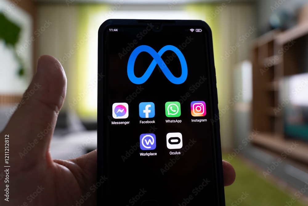 Smartphone with Facebook, Whatsapp, Oculus, workplace and Instagram app ...