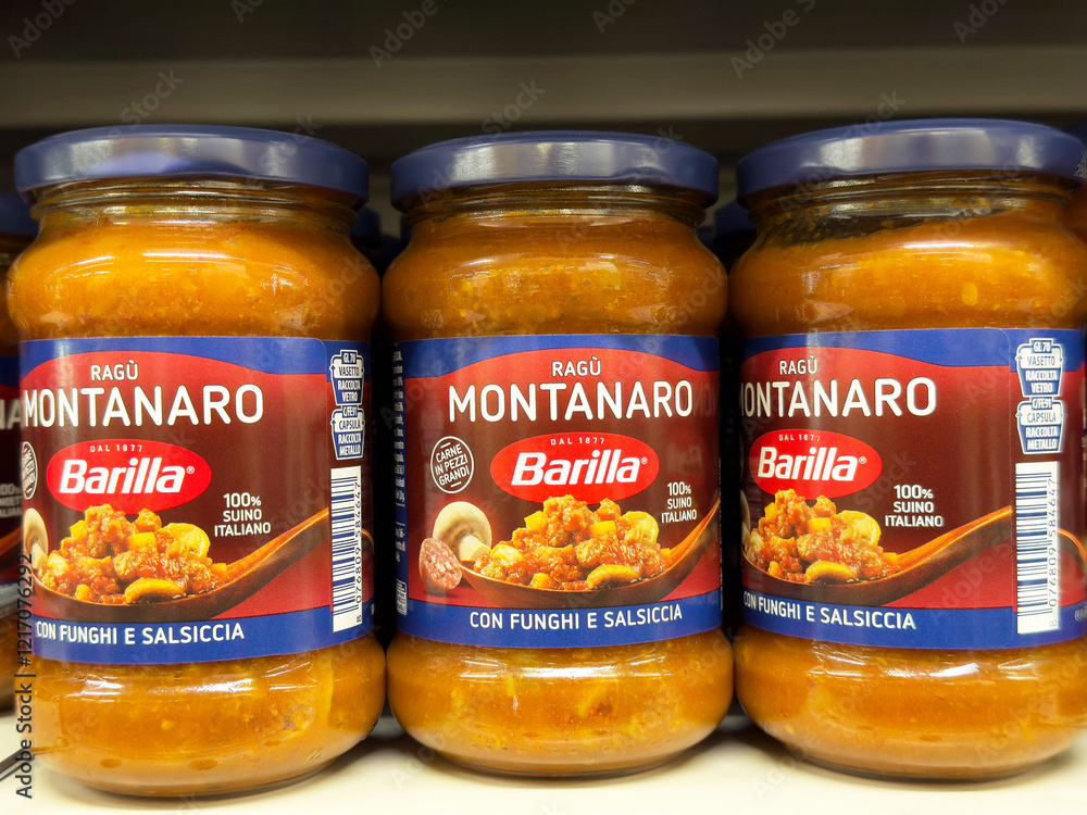 Barilla montanaro pasta sauce jars with mushrooms and sausage on store ...