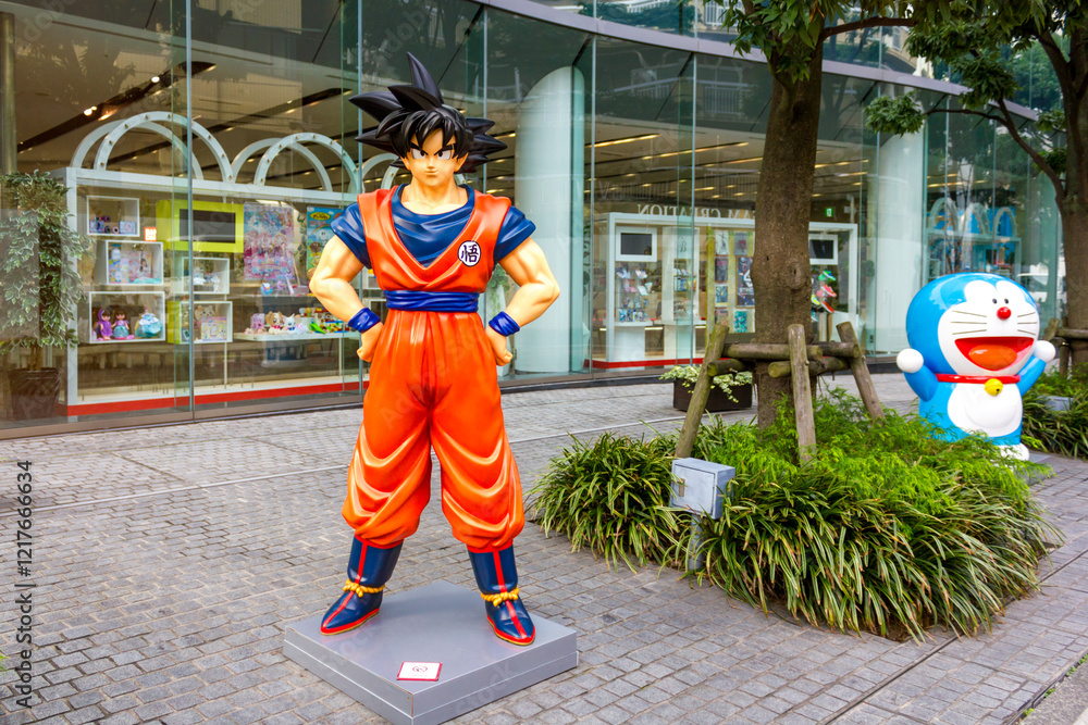 Foto de Stock Tokyo, Japan - November 15, 2024: A life-sized statue of ...