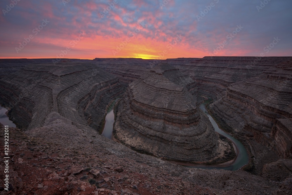 Goosenecks at sunset, river loop, meander of the San Juan River ...