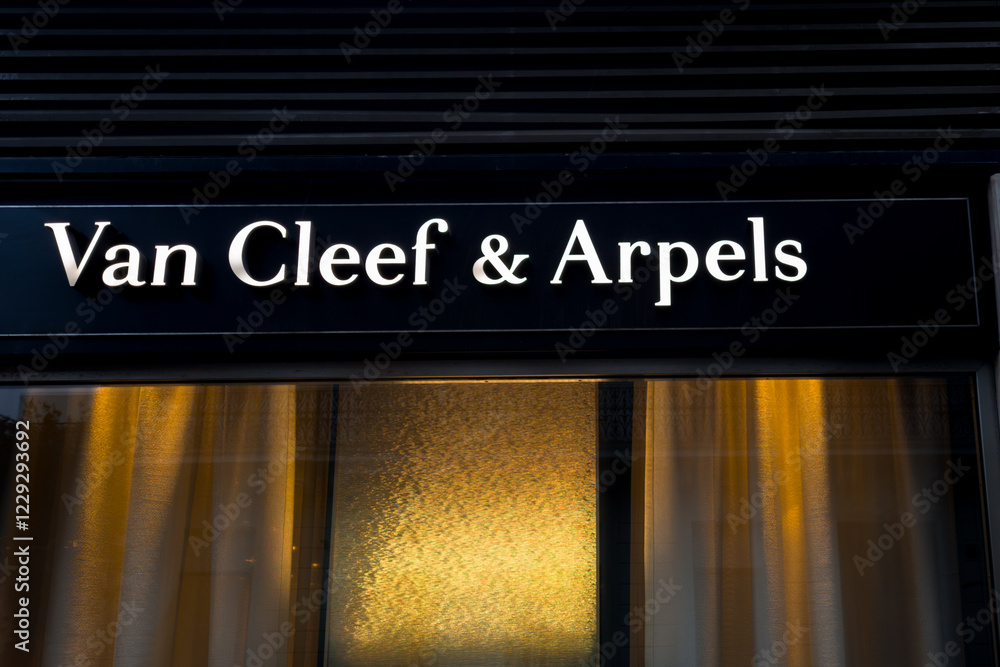 le logo du fabricant de bijoux van cleef et arpels illuminé sur la ...